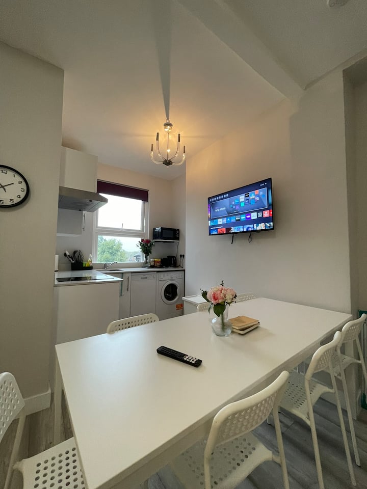 Spacious 7‑guest Flat, Ac, Wifi, Full Kitchen - London