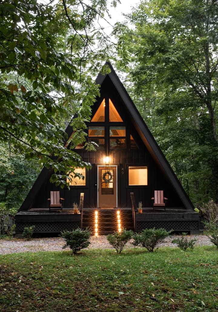 Cozy A-frame- Pet Friendly, Hot Tub, Firepit - Cashiers, NC