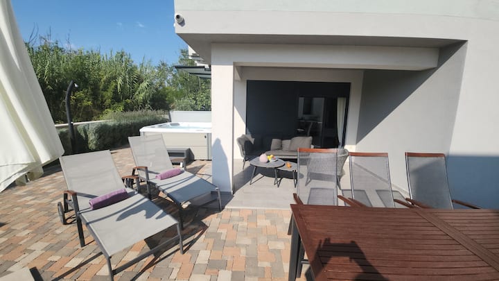 Lavender Apartmen With Hot Tub, Privlaka - Nin