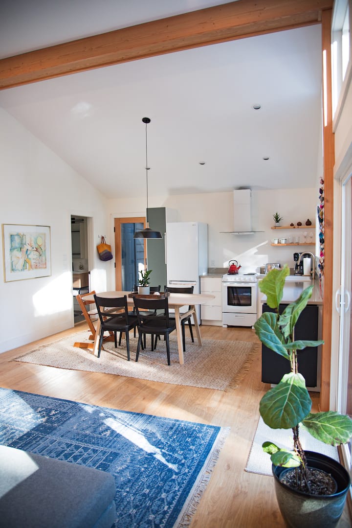 Bird House: Fully Renovated Vesuvius Cottage - Salt Spring Island