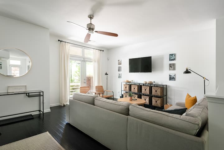 Spacious Townhome, Uptown, Private Patio & Parking - Charlotte, NC