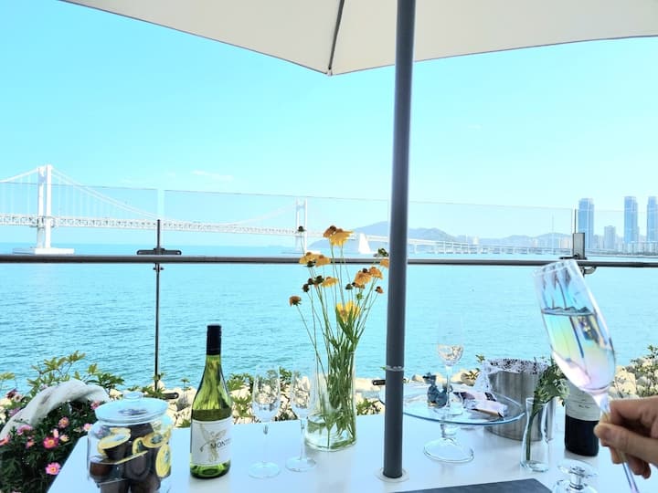 풀 오션뷰 하나로 끝나는 숙소/부산국제영화제/청결.깔끔/밀락더마켓/12시퇴실/무료주차 - 부산광역시