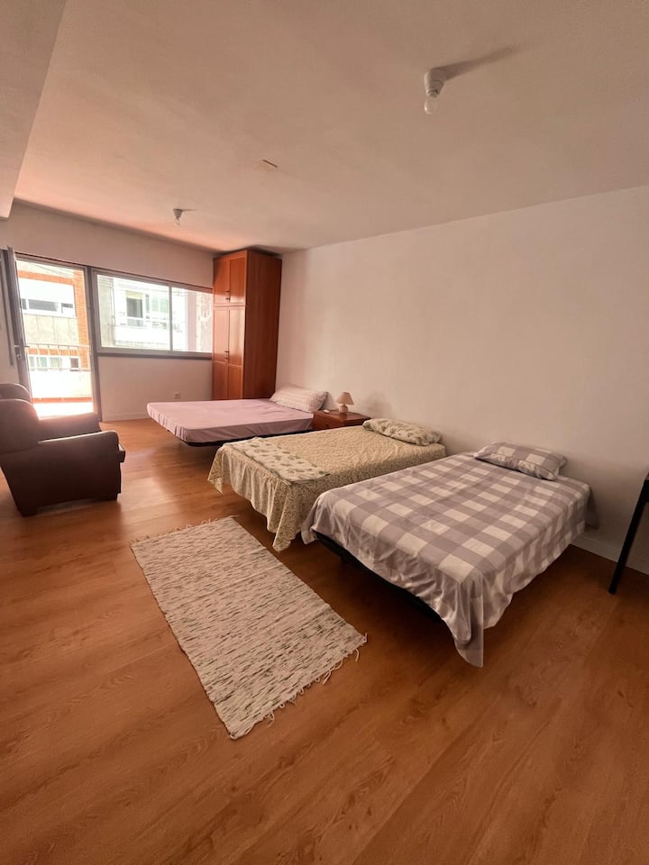 Habitación Con Balcón Y 3 Camas, 1 Matri +2 Indiv - Vigo