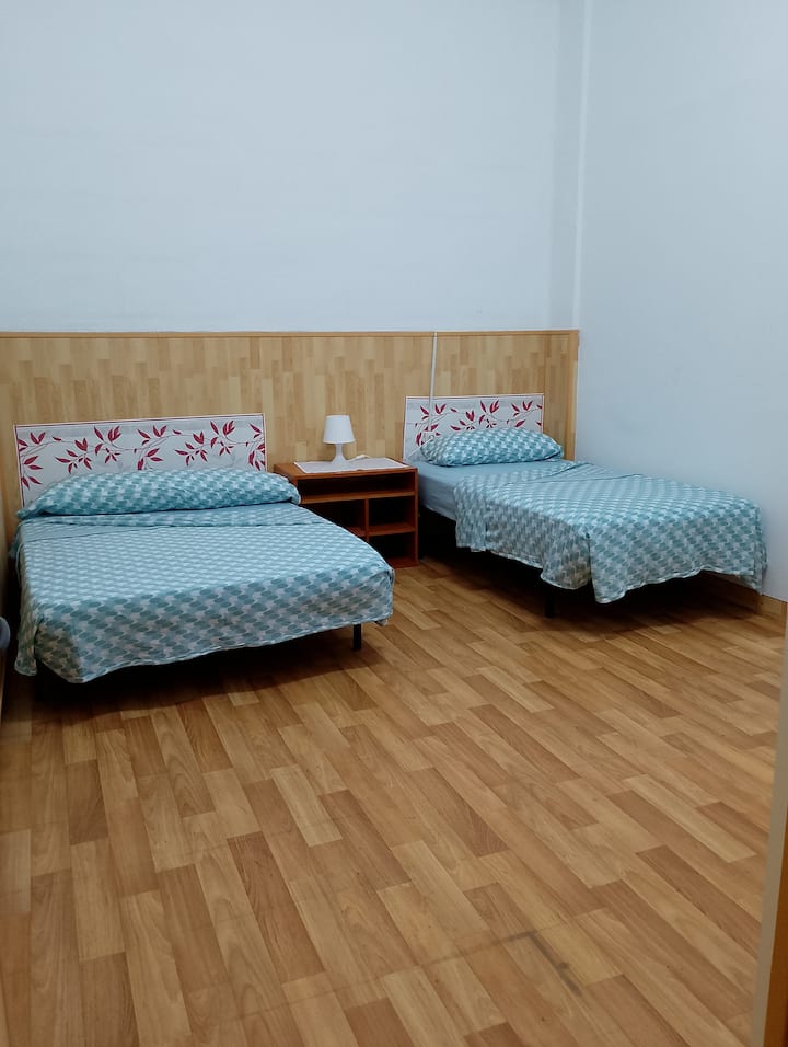 Room#2 For 3 People - Valencia