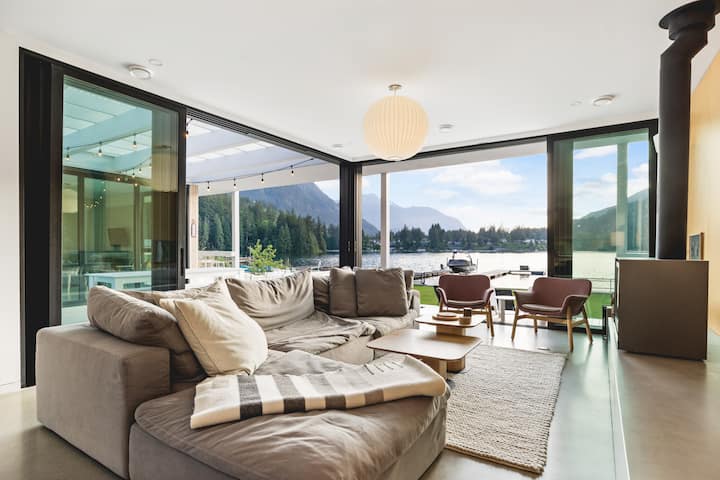 Modern Architect-designed Lakefront House - Hope, Canada