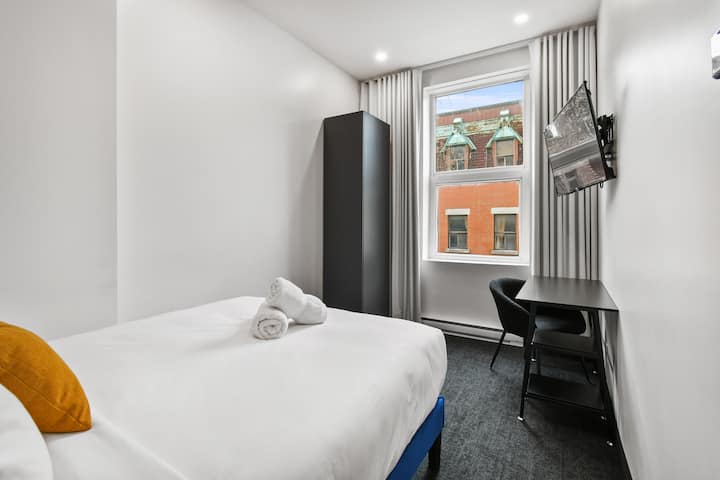 Queen Bed Business Room - City View - Montreal