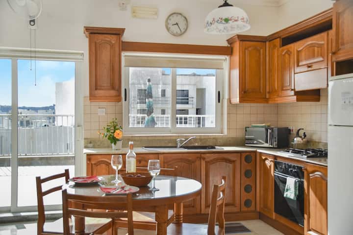 Sunlit 2br Penthouse - Close To Seafront - Malta
