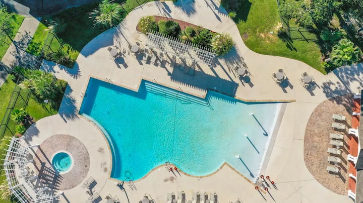 Beachy Villa/2 Min To Beach!/pools/hot Tub/playgrd - Biloxi, MS