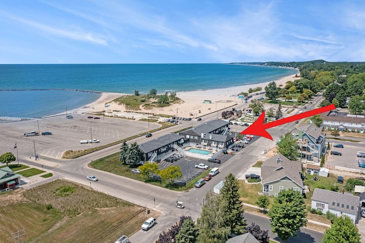 Views Of Lake Michigan - Snyder's Shoreline Inn - Ludington, MI