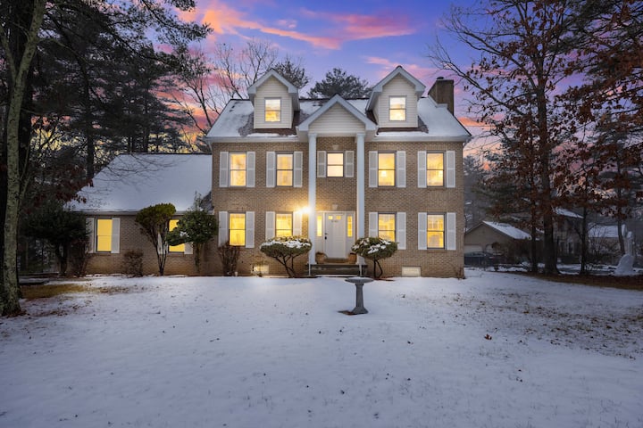 Luxury, Large Home In An Upscale Community-hot Tub - East Stroudsburg, PA