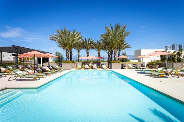 North Hollywood, Universal Studios, Free Parking - Burbank, CA