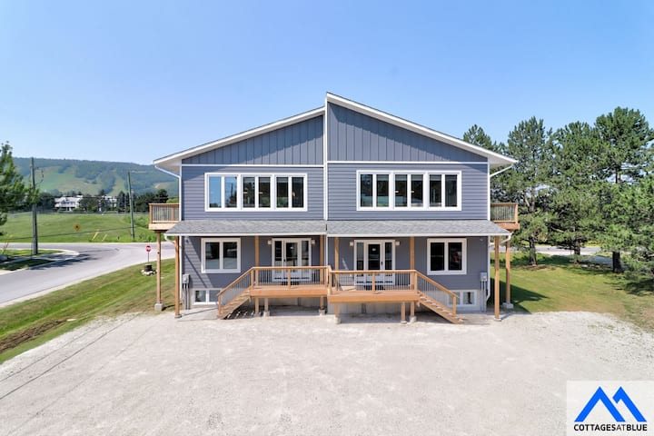 Modern Mega Lodge - 12 Bedrooms + Mountain View! - Ontario