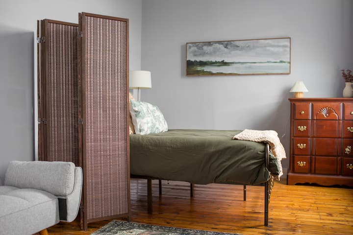 Cozy Main St. Apt In North Adams - North Adams, MA