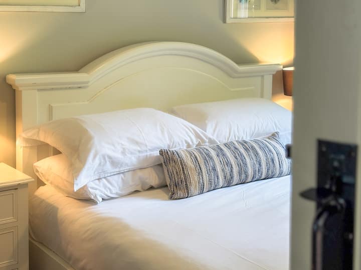 Newly Renovated Dorset Cottage - Pet Friendly! - 도체스터