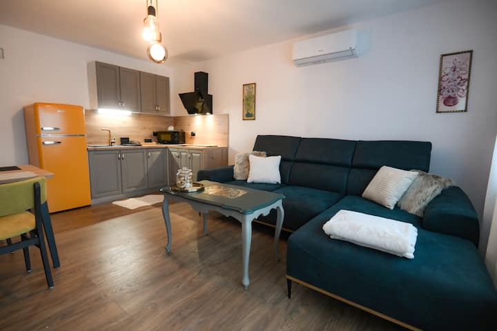 Dva Dvosobna Apartmana Za 8 Osoba Sa Doručkom - Lendava