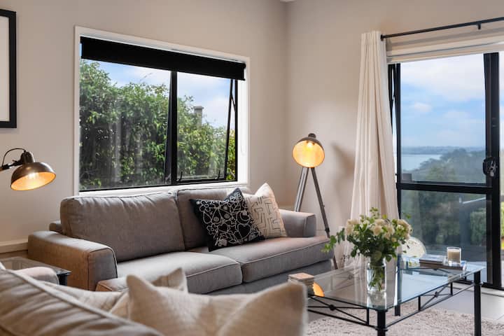 Stylish Birkenhead Apartment. Sea And Bush Views - Auckland
