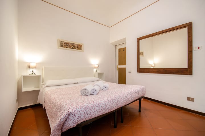 Room With Bathroom And Shower - Florencia