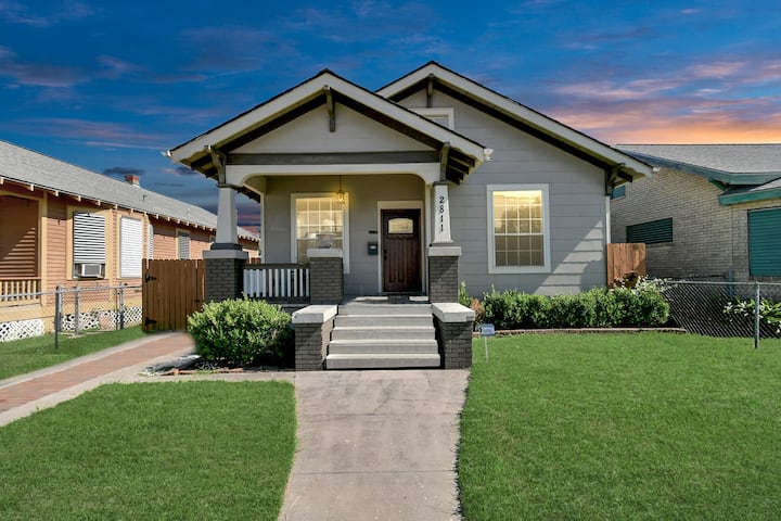 Coastal Getaway Villa - Near Beach & Pleasure Pier - Rock & Roll, Galveston