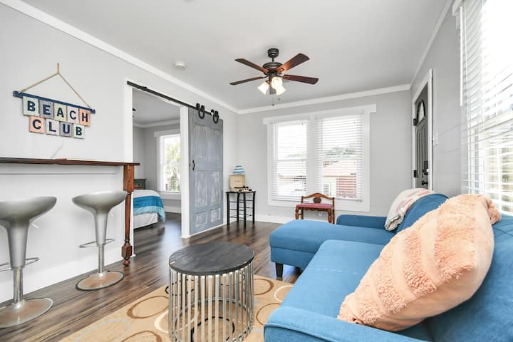 Large Bed - Walk To Beach & Restaurants - Beach Access, Galveston