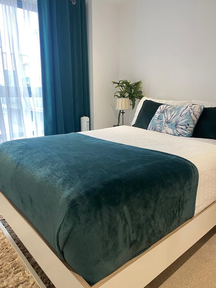 Stylish City Location, Parking Possible - West One - Sheffield