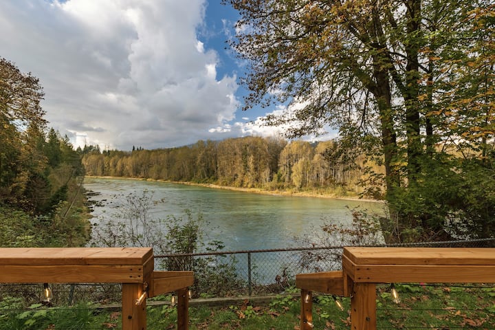 North Cascades Riverside Retreat | Hot Tub - Rasar State Park, Concrete