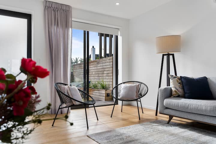 St Vincent Charmer - Stylish Townhouse W Carpark - Auckland