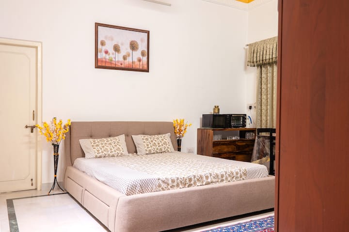 2bhk/mi Road/c-scheme/ac/wi-fi/lift/bapu Bazar/lmb - Jaipur