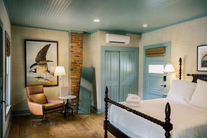 The Bunk House: The Gibbs Room (Unit 6) - Beaufort, NC