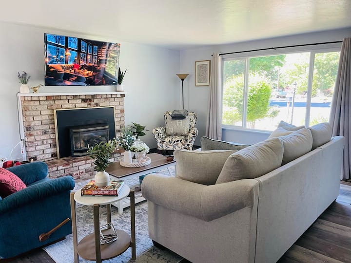 Sweet Valley Home With Fully Fenced Backyard - Grants Pass, OR