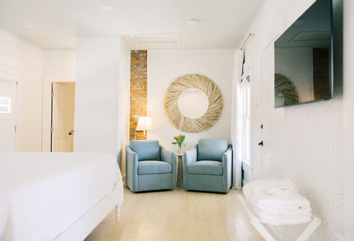 The Bunk House: The Fish Town Room (Ada Unit 7) - Beaufort, NC