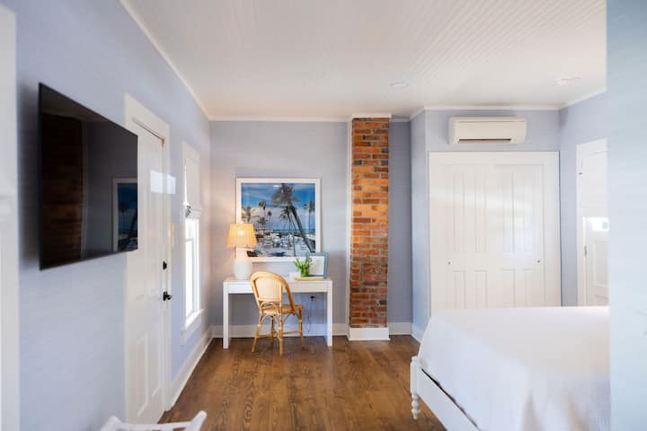 The Bunk House: The Live Oak Room (Unit 3) - Beaufort, NC