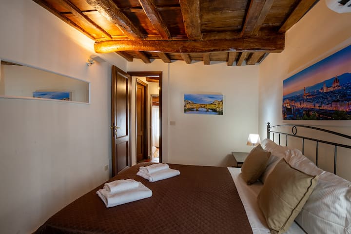 Historic Suite: Exposed Beams, Ac & 2 Baths - Florenz