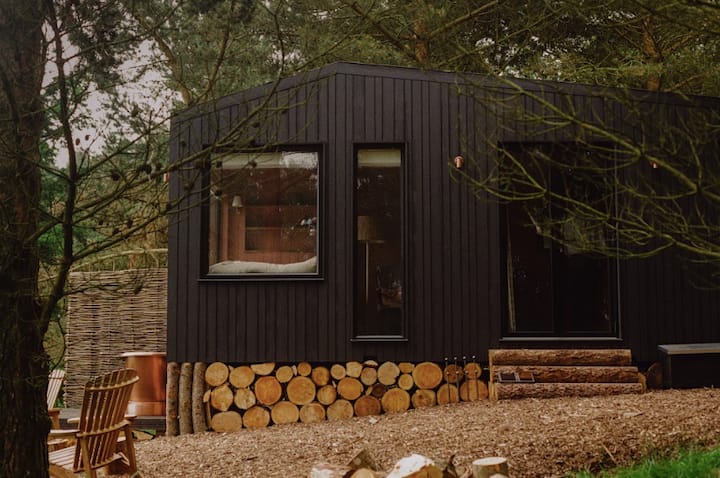 Woodland Cabin + Outdoor Bathtub - Leyburn
