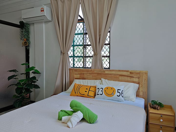 Kluang Budget Home Cozy Room Queen Bed For 2-3 Pax - 居鑾