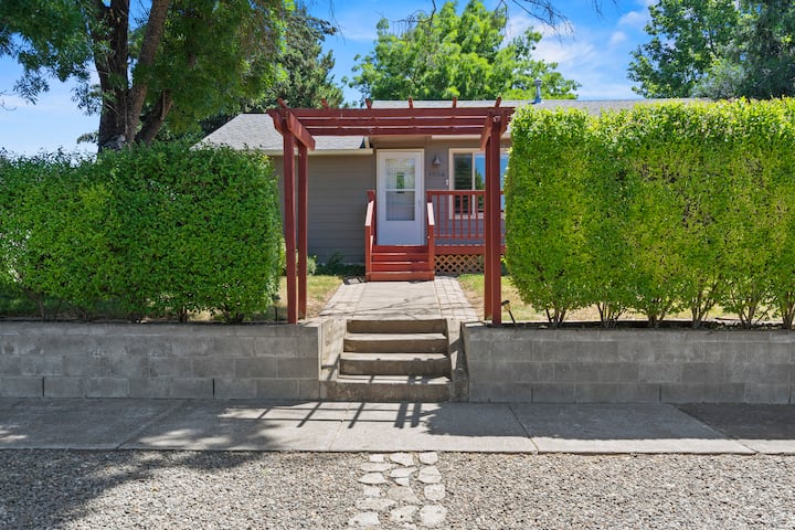 Keene Way Hideaway - Medford, OR