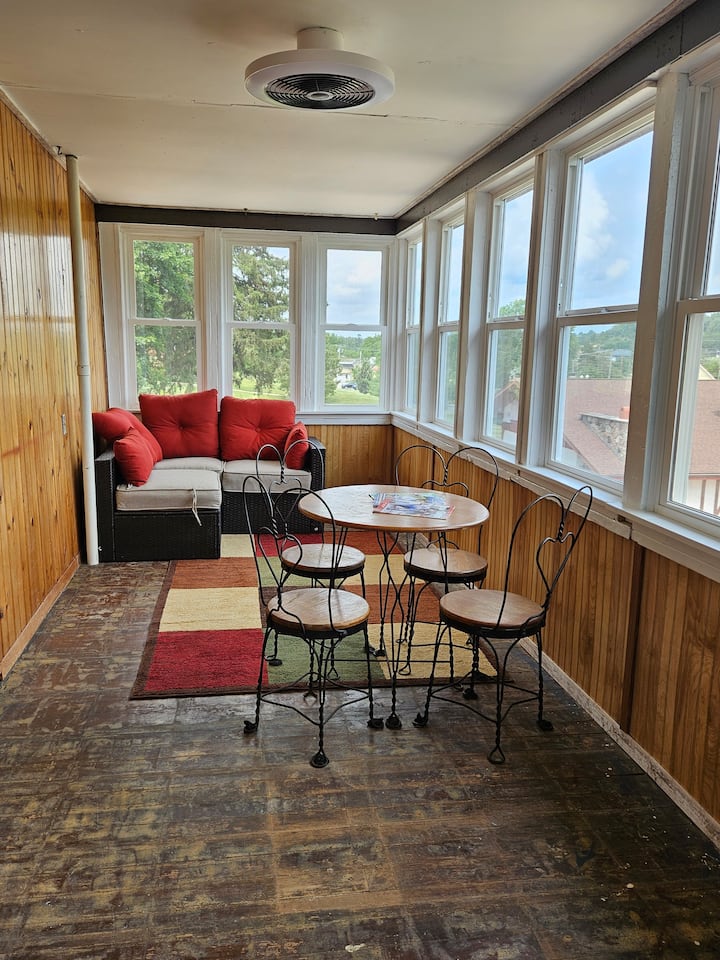 Stay At The Rusty Raven Downtown! - New Glarus, WI