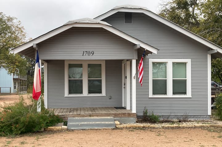 Kerrville 2-bedroom Cottage Near Downtown - Kerrville, TX