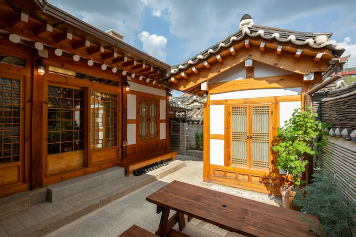경복궁역 2분 서촌 최고의 위치 아늑하고 고풍적인 독채 한옥스테이 '자하' - Seoul