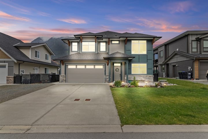 Modern And Cozy At River's Reach - Hope