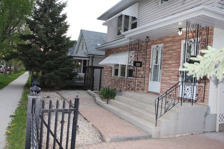 2 Beds - House Close To Winnipeg Airport - The University of Winnipeg