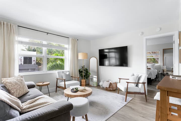 Cozy Corner Condo, Just Renovated, Pool Views - Fort Lauderdale