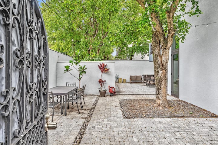 Lush 2br Tropical Escape In Vibrant Coconut Grove - Miami