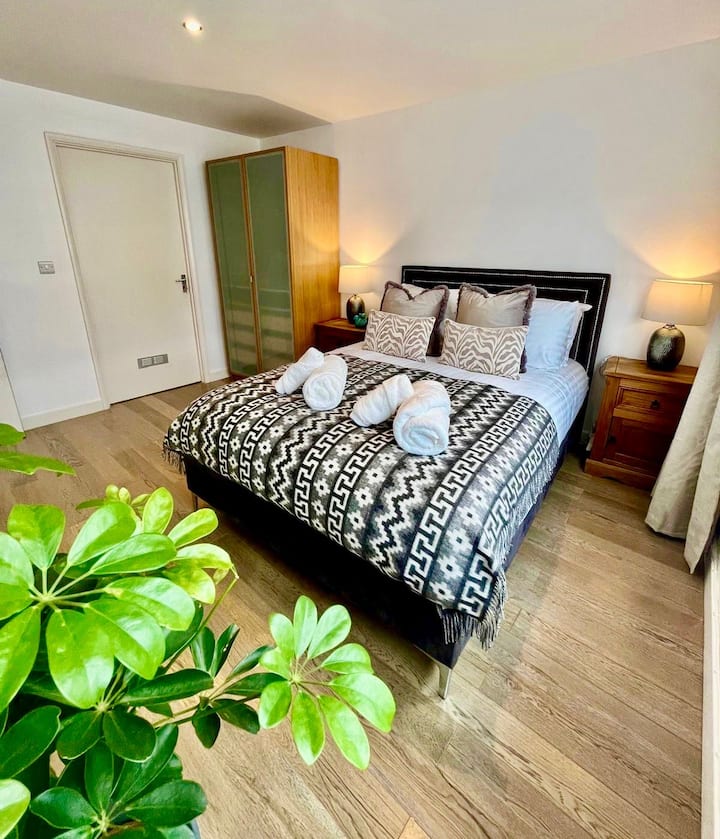 Modern Flat Overlooking High St - Andover