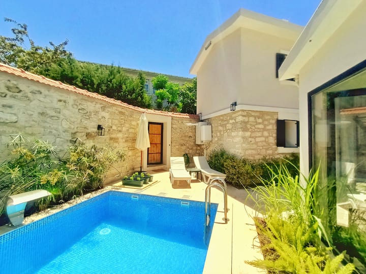ŞEhrin Kalbinde Havuzlu Taş Ev - Pool House@center - Urla