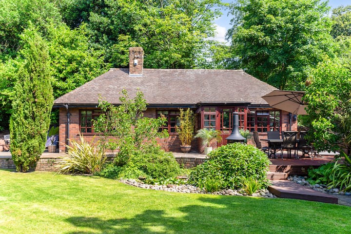 Titanic's Coachman's Lodge, Set In Serene Gardens - Thurstaston Beach