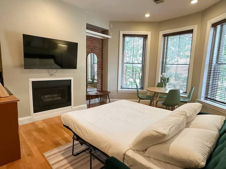 (476-1) 1st Flr, Roof Deck, Sleeps 4, A+ Location! - Boston, MA