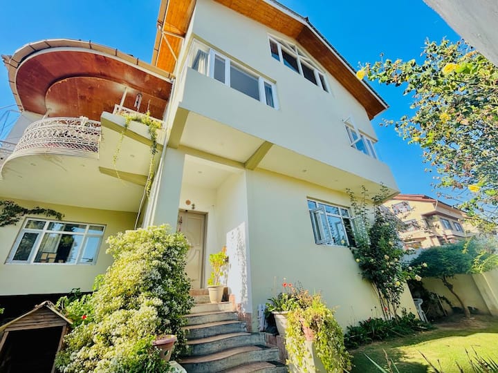 Aveens Homestay -Cozy 4br In Srinagar By Homeyhuts - Srinagar