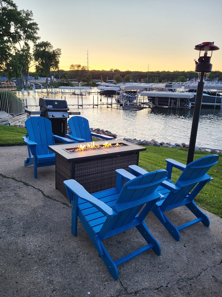 Cozy Lake Front Cabin - Okoboji, IA