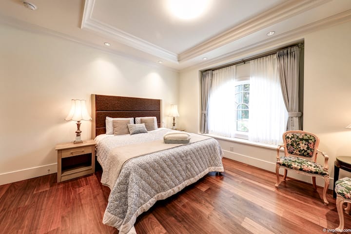 Luxury House-(room2) Kingsize Bed, 1 Full Bath - Ladner