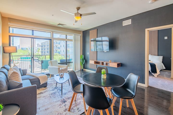 Stay Near Dt Phx| Balcony,w/d,pool,gym,parking - Phoenix, AZ